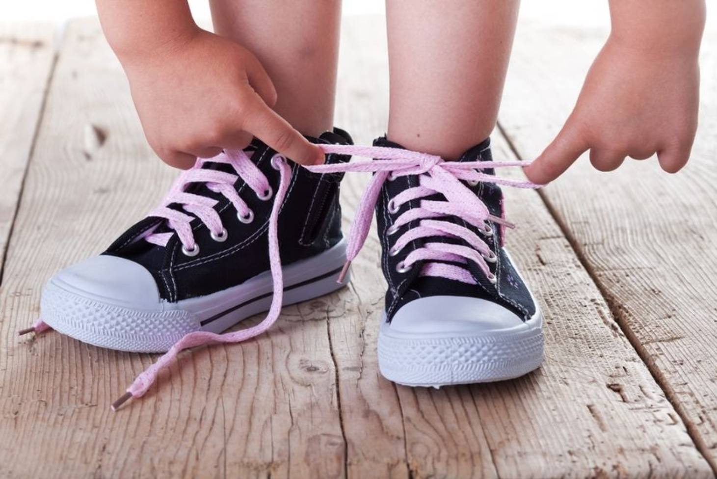 How to Tie Shoes for Kids? Quick Guide for Parents! | WalkJogRun